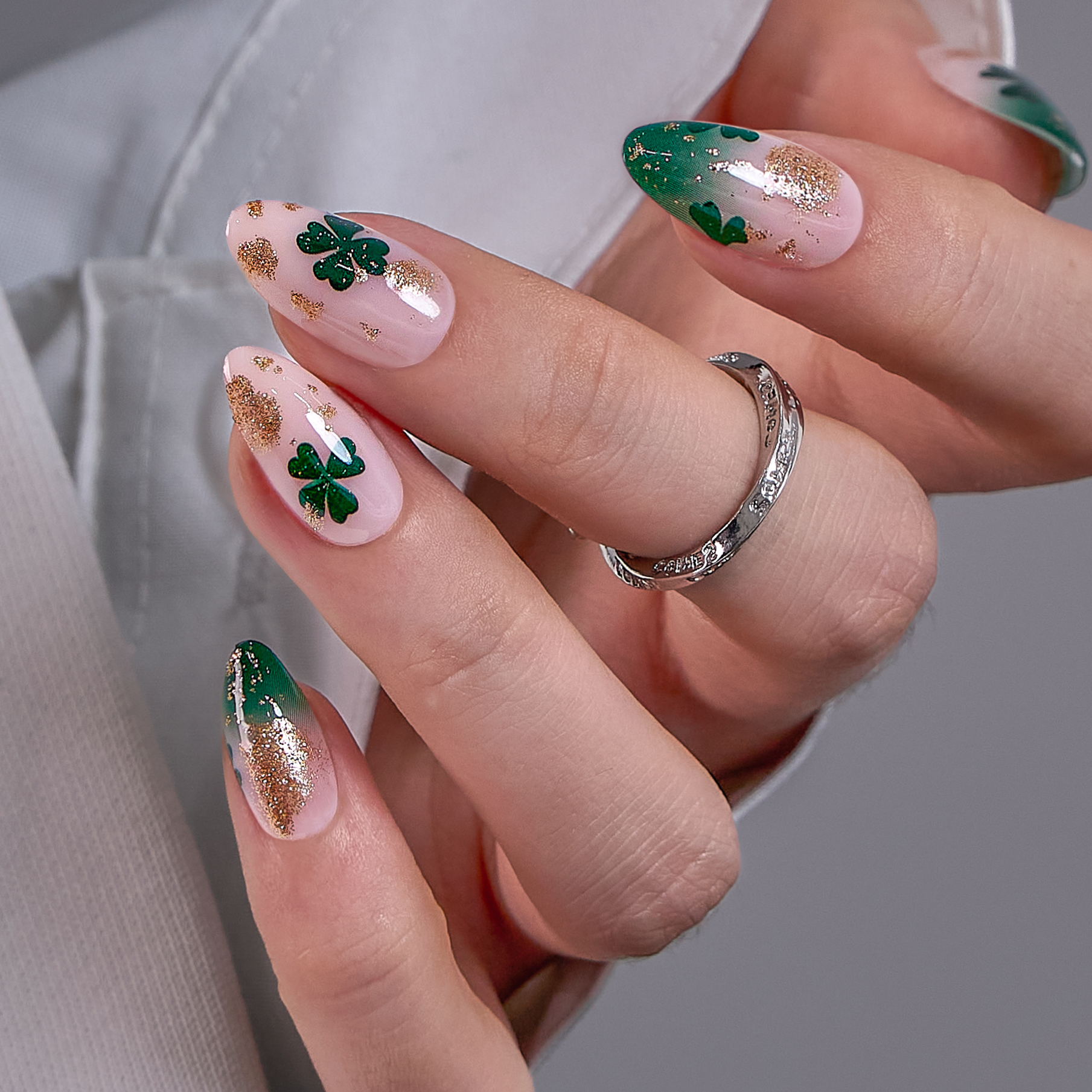Curvlife short almond clover glue press on nails green glossy-shiny ...